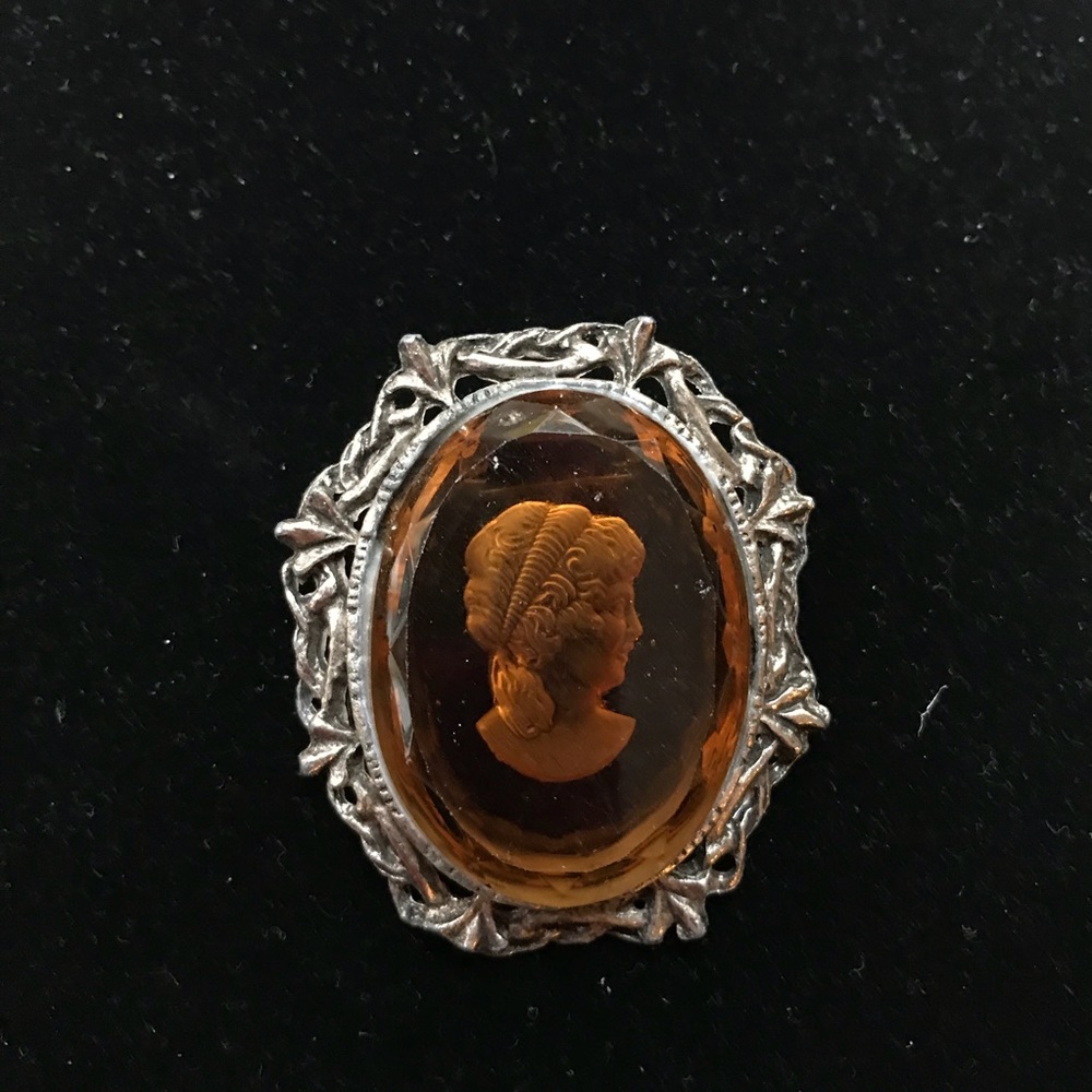 “Victorian Lady” Brooch Vintage - Gem